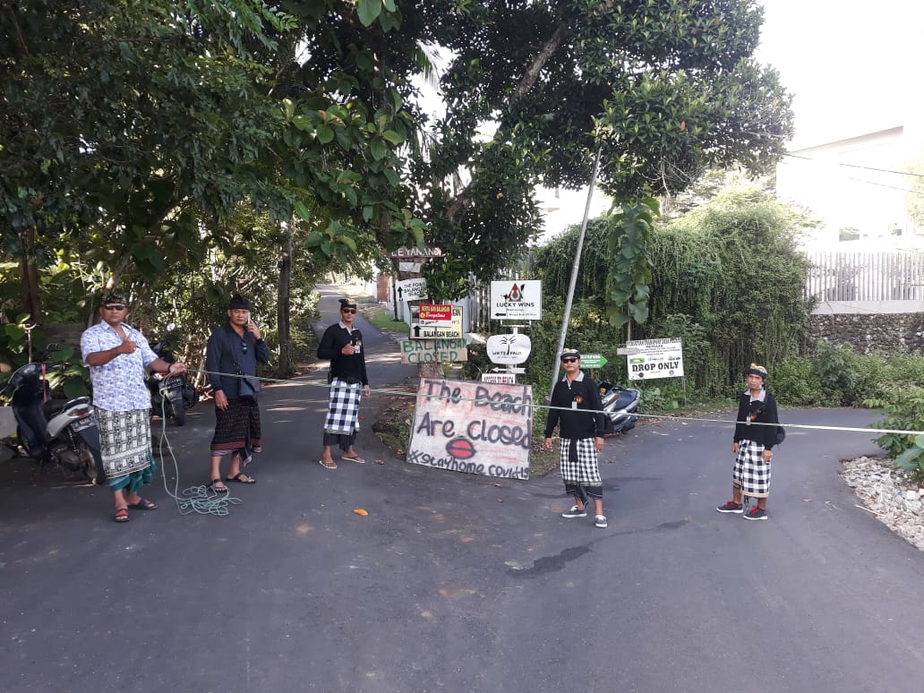 Kendati Telah Ditutup, Pantai Balangan Masih Diserbu Wisatawan - Pos Bali